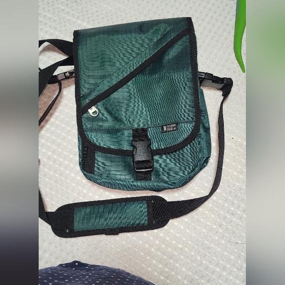 Western Pack | Bags | Western Pack Euc Green Crossbody Travel Bag ...